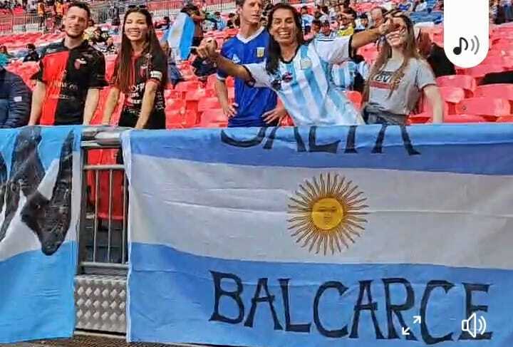 La historia de la bandera de Balcarce en el partido de la selección en ...