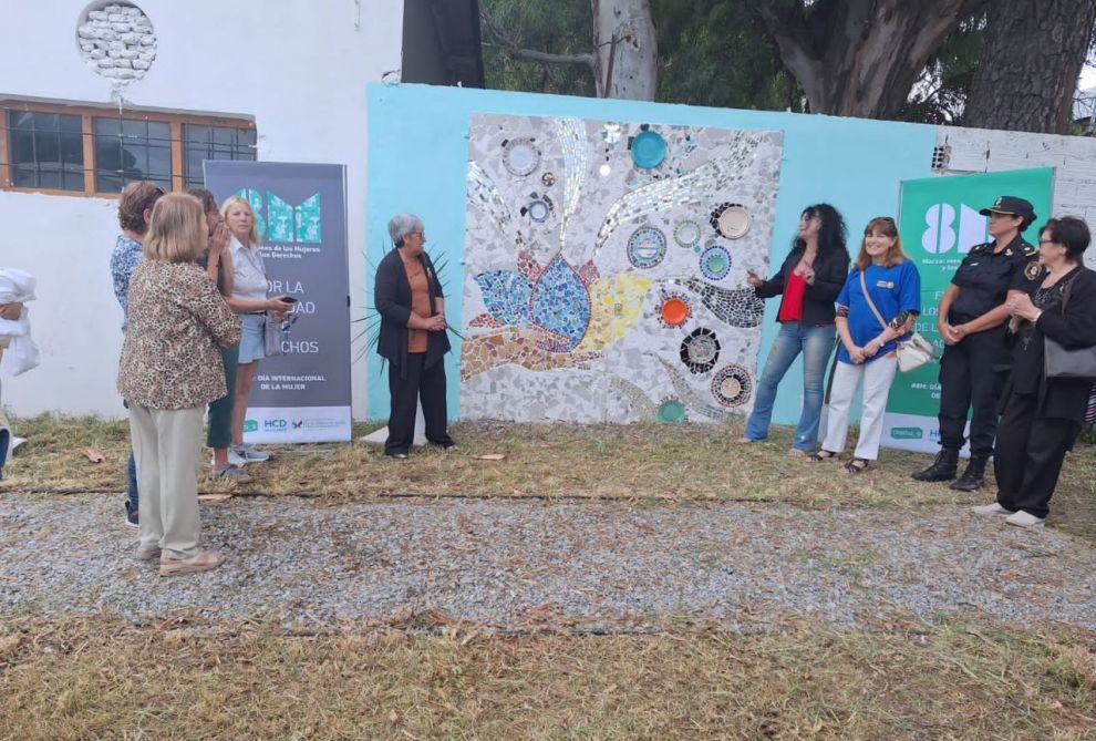 Inauguración mural móvil de mosaiquismo por el Día Internacional de la ...