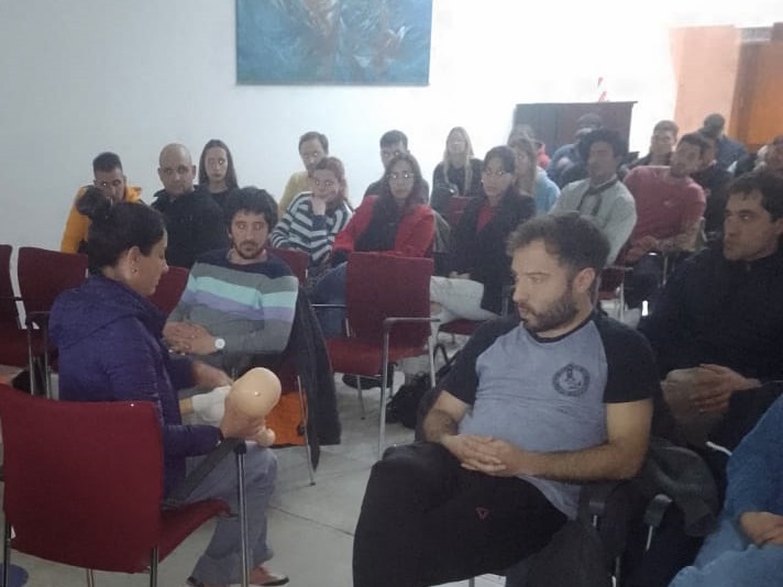 Primeros auxilios: charla sobre maniobras de Heimlich, RCP y uso del ...