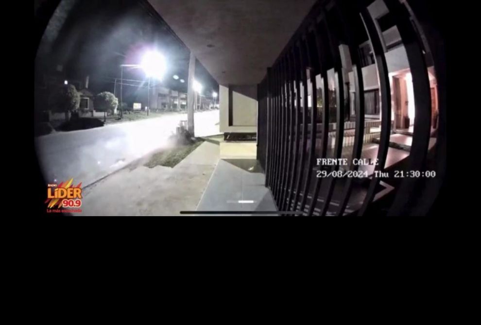Casi una tragedia: motociclista chocó contra un canasto y una columna ...